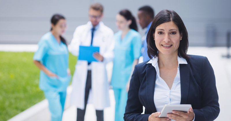 ¿Qué responsabilidades y perfil tiene el director de un hospital?